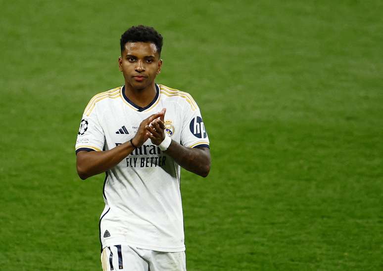 Rodrygo causa climão ao vivo com repórter brasileira após título do ...