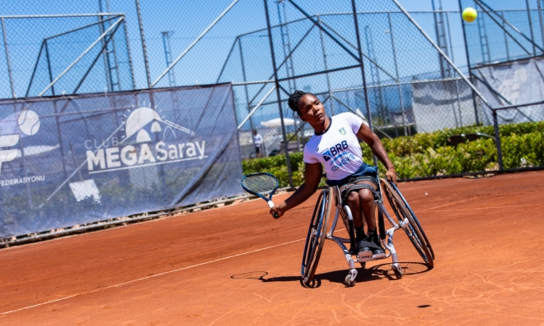 Vitória Miranda é vice-campeã nas duplas de Roland Garros