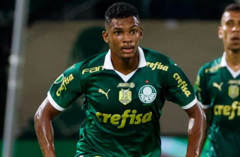 Luis Guilherme, do Palmeiras, chega a Londres para assinar com o West Ham