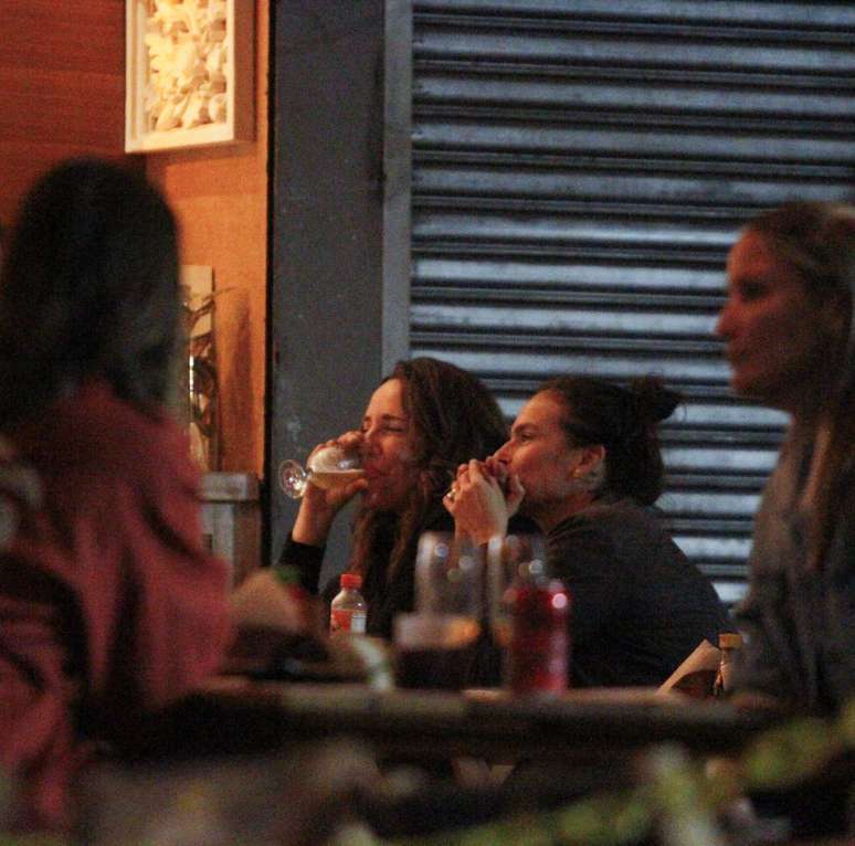 Ana Carolina é flagrada agarrada com namorada no Rio