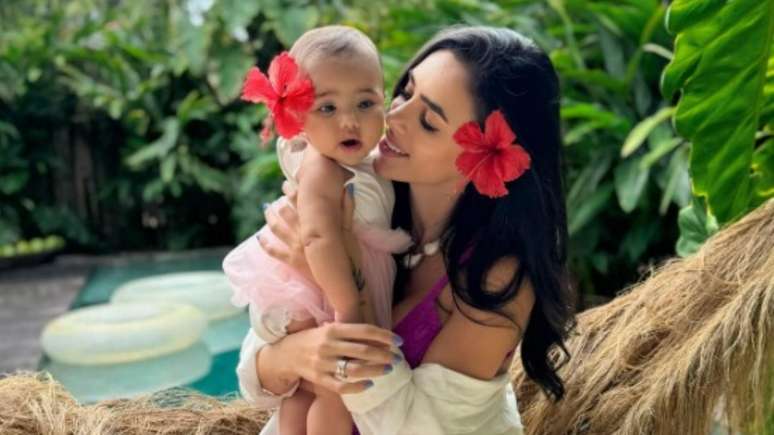 Bruna Biancardi encanta web com cliques de Mavie ao lado de pet