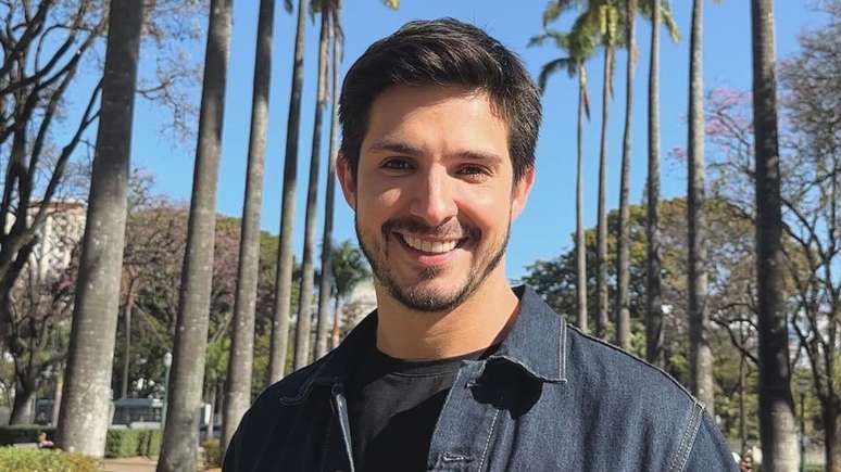 Ator da Globo fica noivo do namorado nas Maldivas; veja as fotos