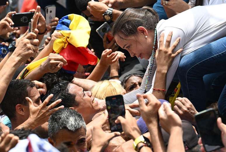 Quem é María Corina, candidata barrada com papel decisivo na eleição da ...