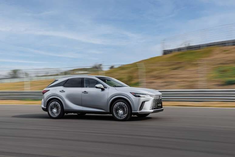 Novo Lexus RX 450h+ chega ao Brasil e faz 56 km no modo elétrico