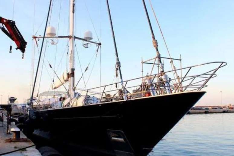 Comandante de iate afundado é interrogado por 2h na Itália