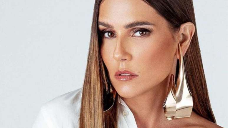 Deborah Secco usa biquíni ousado na praia e arranca elogios na web: 'Gata demais'