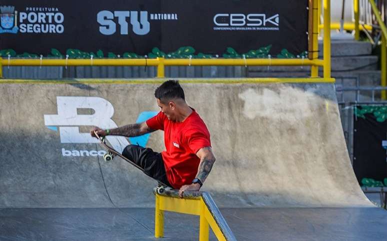 Felipe Nunes é campeão do Paraskate Street em STU de Porto Seguro ...