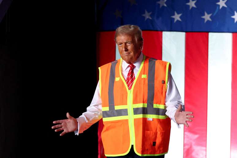 Trump imita gari e sobe em caminhão de lixo após gafe de Biden