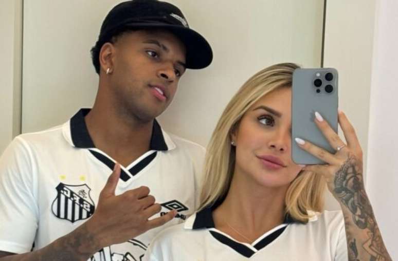 Bruna e Rodrygo aparecem com camisa especial do Santos em nova publicação