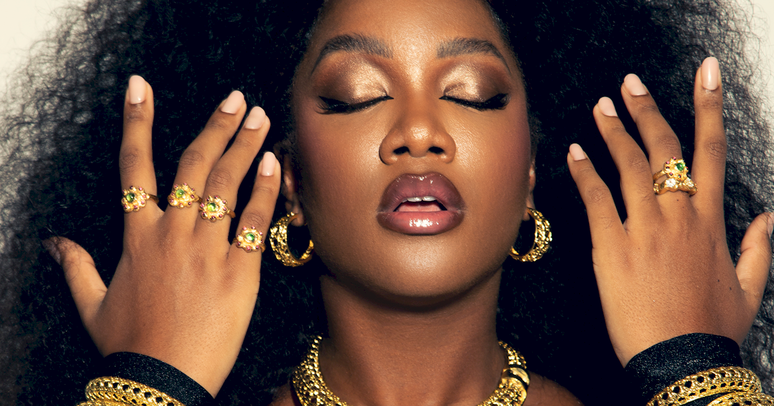 IZA revela pela primeira vez o rosto de sua filha, Nala