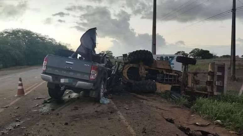 Jovem morre e outras duas pessoas ficam feridas após acidente envolvendo caminhonete e trator