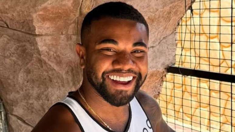 Ex-BBB Davi Brito se declara para nova namorada: 'Meu amor'