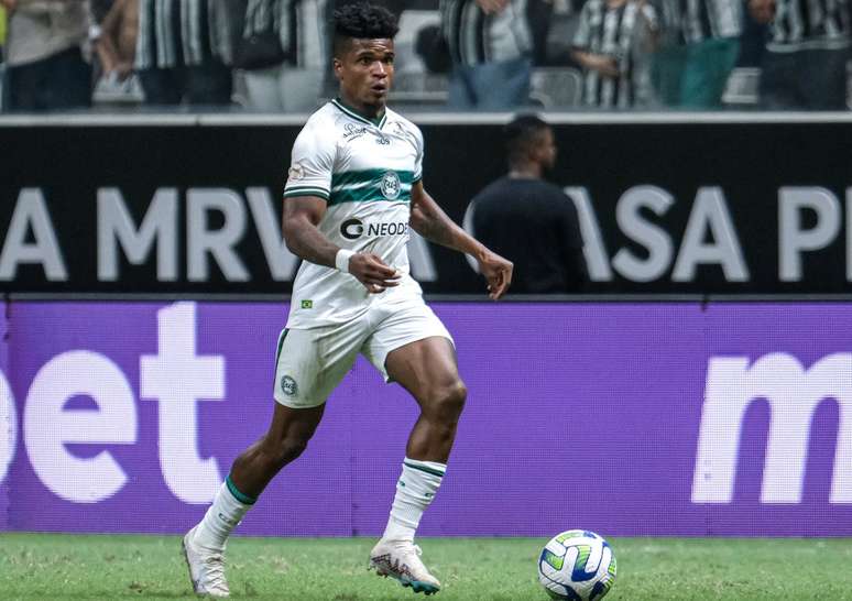 Jamerson é regularizado e pode estrear pelo Vitória