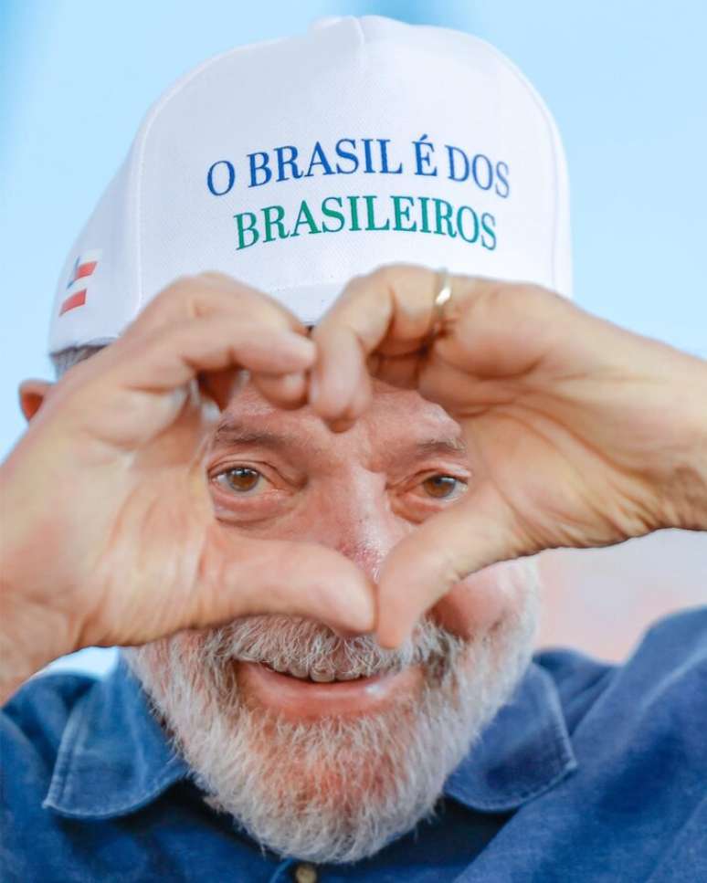 Lula atualiza perfis em redes sociais com foto de boné com frase 'O ...