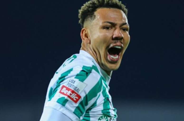 Emprestado pelo Vasco, Clayton é eleito melhor jogador do mês em Portugal