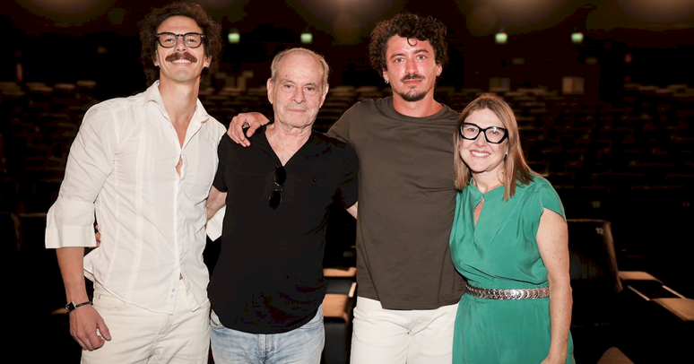 Ney Matogrosso e Jesuíta Barbosa assistem juntos ao filme 'Homem com H'. Veja as fotos