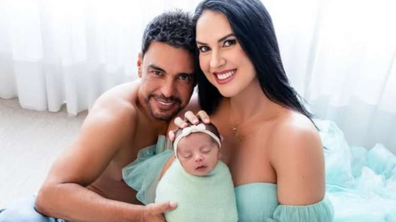 Look country! Filha de Zezé Di Camargo visita fazenda pela primeira vez