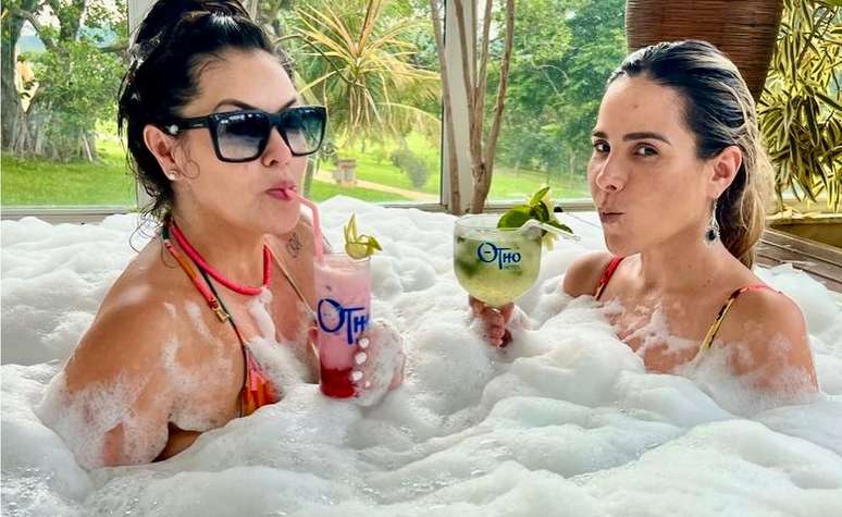 Wanessa e Renata Brás posam coladinhas em bloco após polêmica com Dado Dolabella