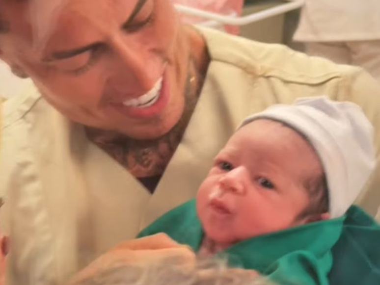 MC Daniel surge com filho nos braços em primeira foto: 'Tamanho desse amor'