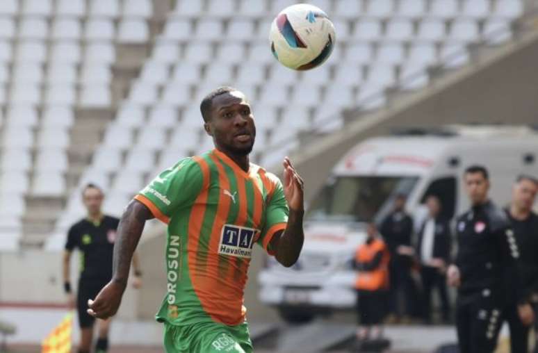 Vasco segue na busca por Loide Augusto, mas time turco resiste