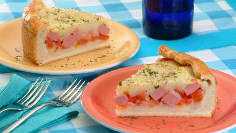 Torta de salsicha com purê e tomate: teste a receita barata e gostosa