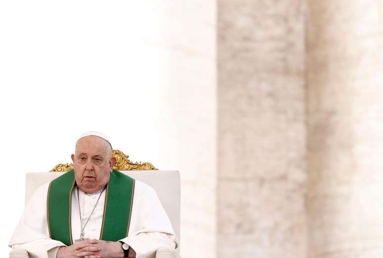 Papa está em condição 'crítica, mas estável', diz Vaticano