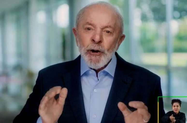 Lula fala em cadeia de rádio e TV para fazer propaganda de Pé-de-Meia e Farmácia Popular