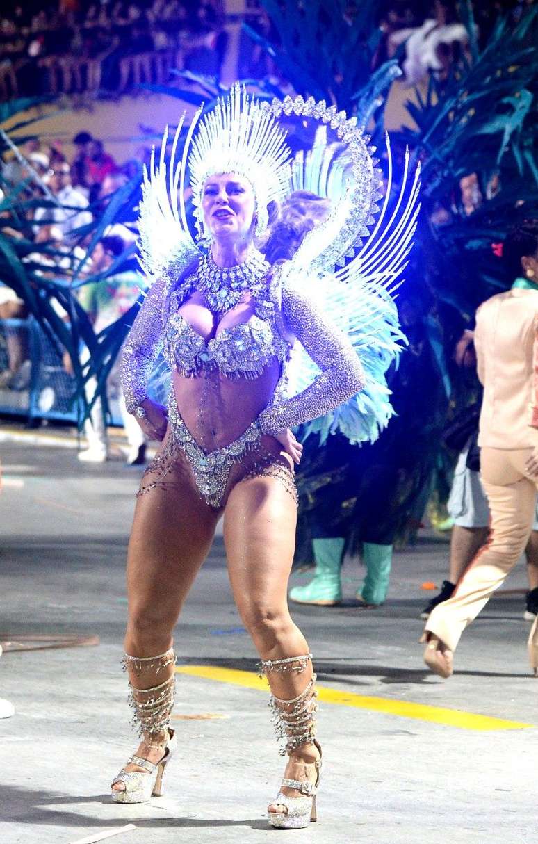 Luz na passarela: Paolla Oliveira e + rainhas usam look com LED