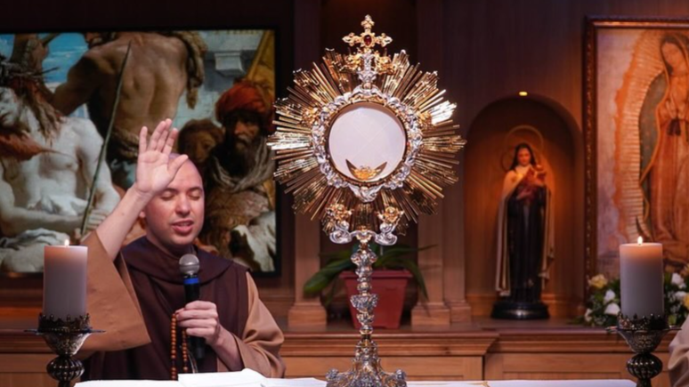 Saiba quem é Frei Gilson, líder religioso que reúne milhões em quaresma ...