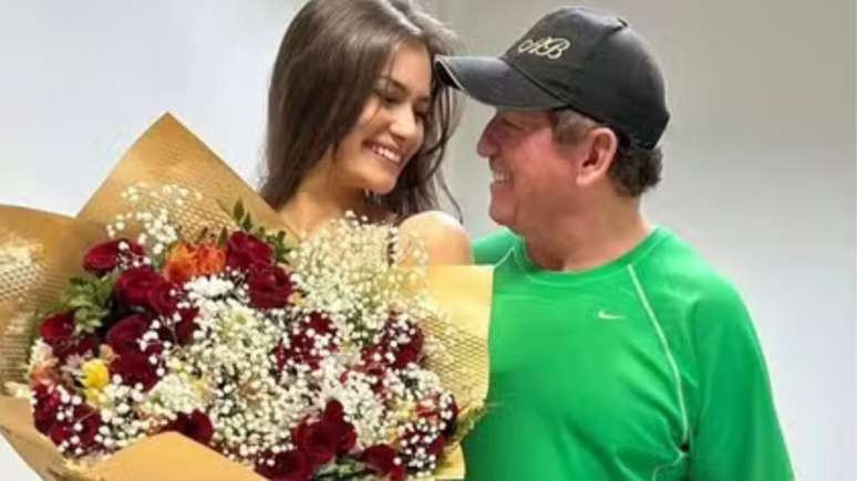 Mulher de Amado Batista canta sobre 'não querer compromisso' após casamento