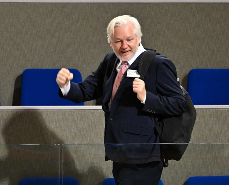 Advogado de Maduro contrata advogado de Julian Assange, fundador da ...