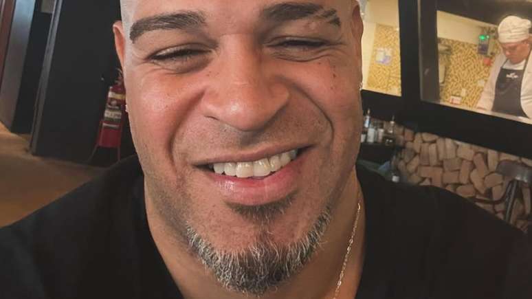 Caos! Adriano Imperador causa confusão e abandona o 'Lady Night'