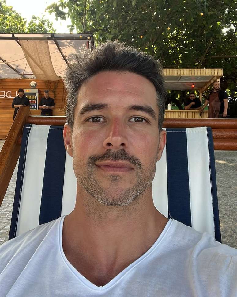 Ator que interpreta affair de Odete Roitman é ex-reality e já vendeu ...