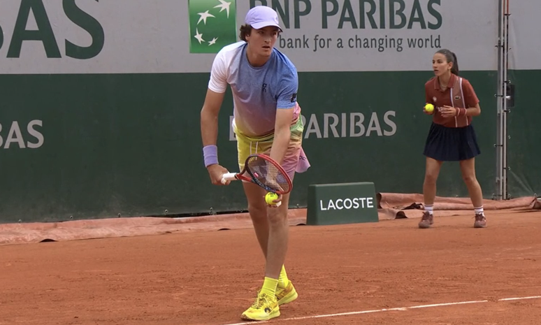 João Fonseca atropela ex-top 10 do mundo e estreia com vitória em Roland Garros - Terra