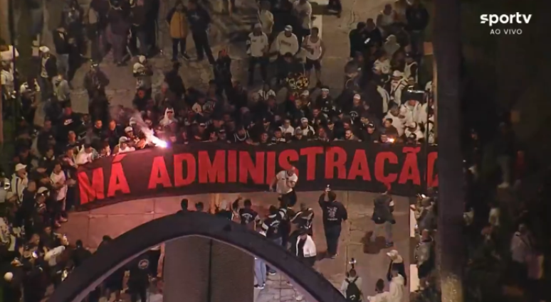 Torcidas organizadas invadem sede do Corinthians