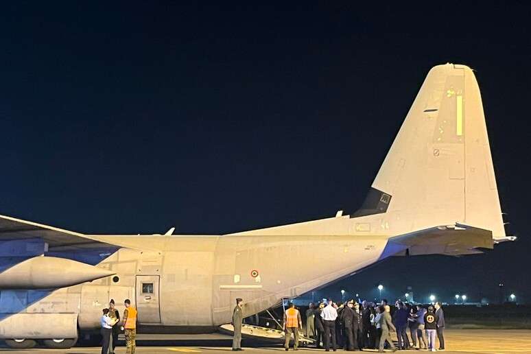 Jovem palestino que teve família dizimada desembarca na Itália