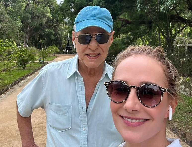 Após cirurgia no crânio, Chico Buarque reaparece em foto ao lado da esposa
