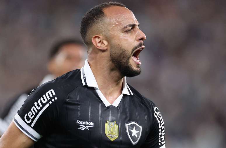 Botafogo abre vantagem, mas Corinthians arranca o empate no fim