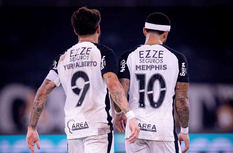 Corinthians deve ter Garro, Memphis e Yuri juntos após quatro meses