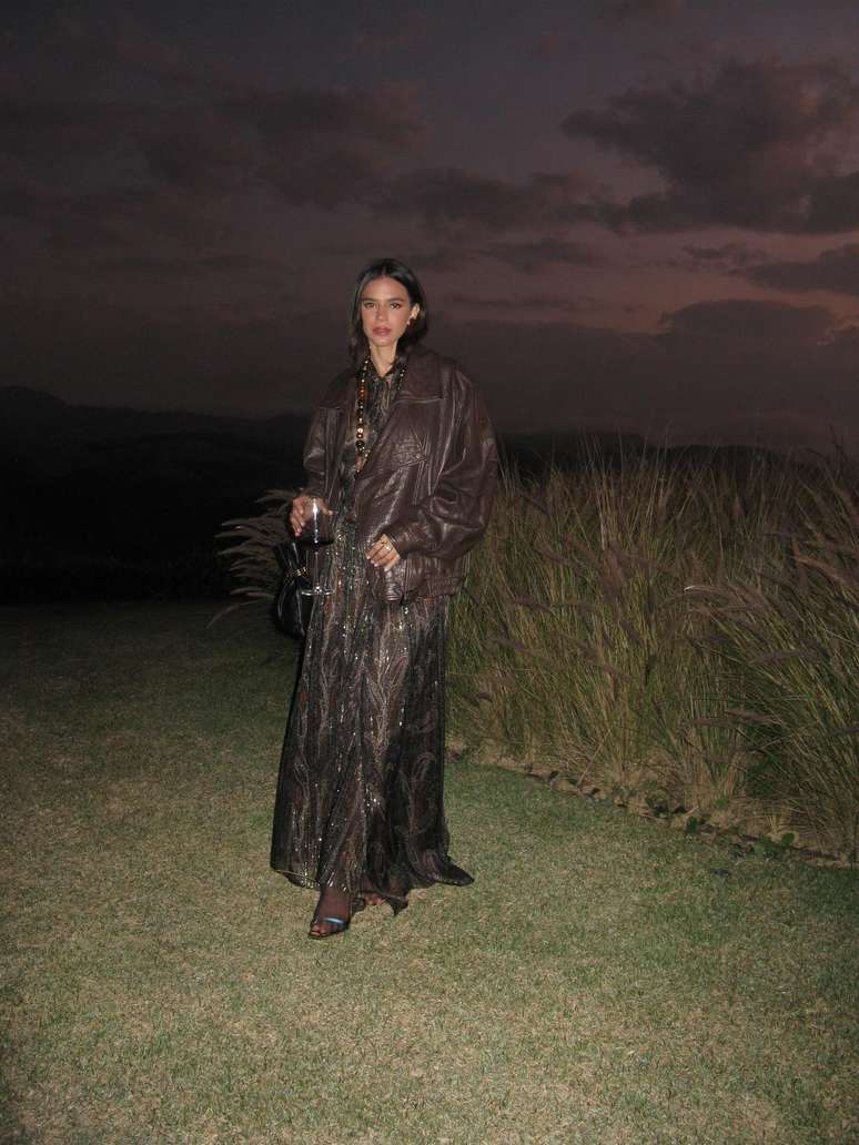 Sem buquê, Marquezine usa look boho em festa de Ewbank: R$ 122 mil