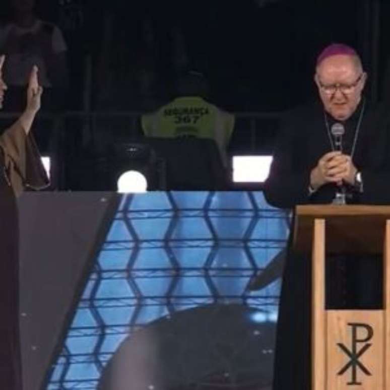 Ao lado de Frei Gilson, bispo faz oração para que o comunismo não se ...