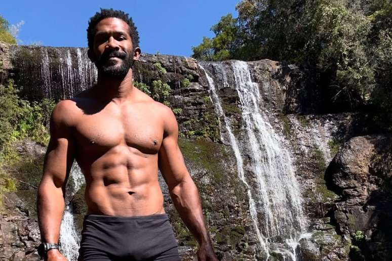 Ex-ator mirim de Terra Nostra surpreende fãs ao exibir físico sarado na web