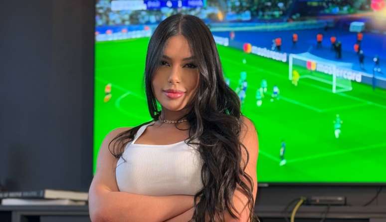 Ester Muniz descobre que craque europeu é seu assinante no Privacy e recebe convite ousado