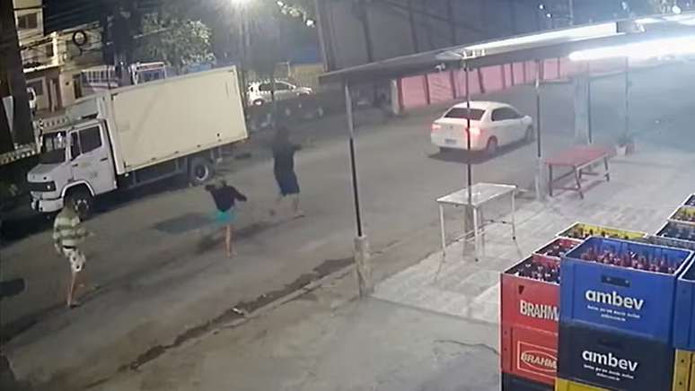 Motorista de app atropela mulher e arrasta homem no Rio; veja o vídeo
