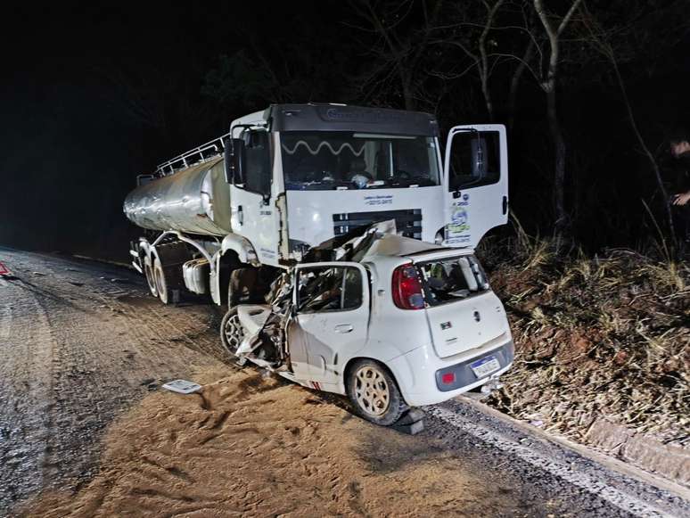 Cinco pessoas morrem em acidente entre caminhão e carro em MG