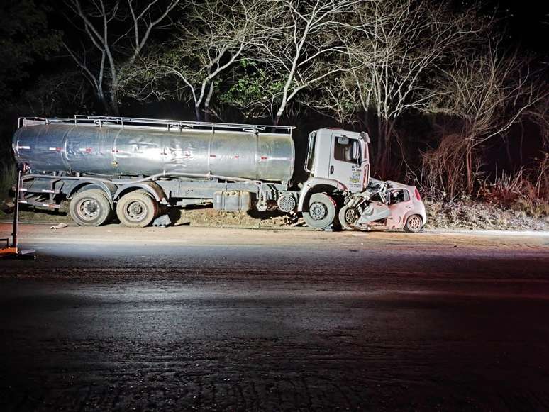 Cinco pessoas morrem em acidente entre caminhão e carro em MG