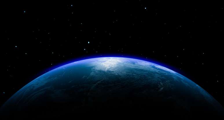 Campo magnético da Terra está enfraquecendo e ameaça segurança espacial ...