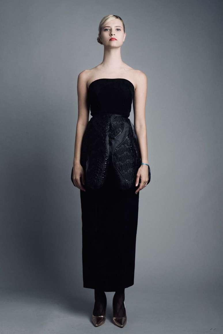 Top Ana Schurmann lança vestido que vira chapéu, bolsa, trench