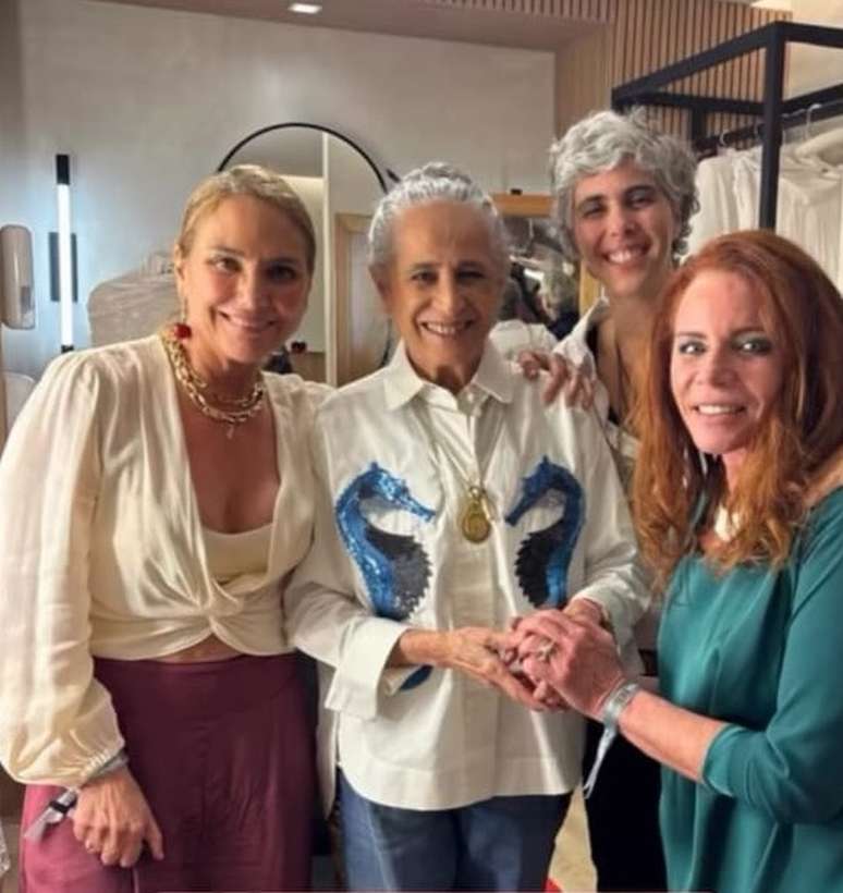 Apaixonada, Heloísa Périssé vive relacionamento com diretora de TV