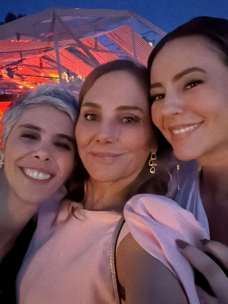 Apaixonada, Heloísa Périssé vive relacionamento com diretora de TV